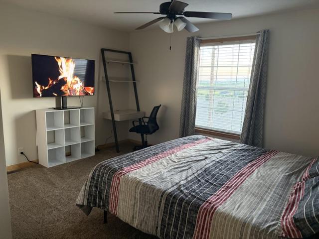 Spacious King Room + Kitchenette in Quiet Twinhome