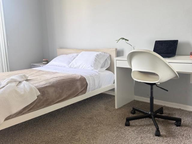 Spacious Master Bedroom near the Beach