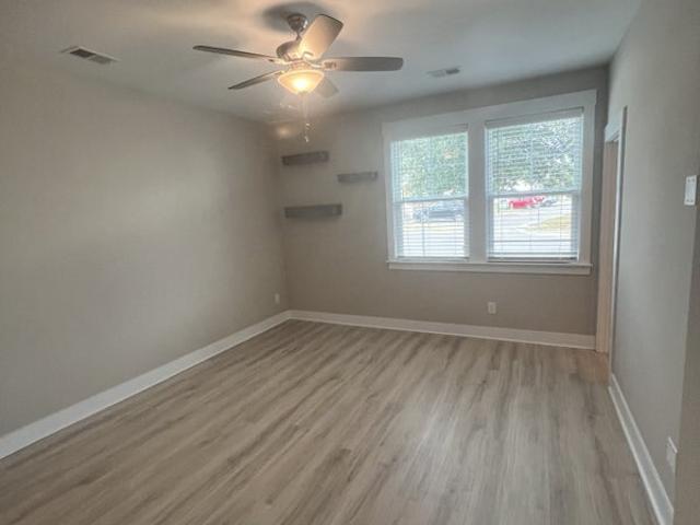 Spacious master bedroom / Park Circle