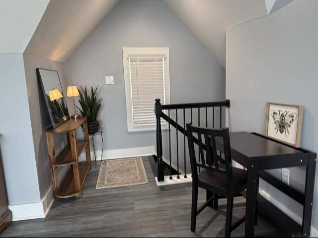 Spacious Master Suite w master bath