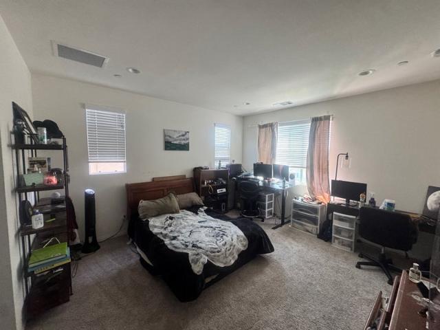 Spacious Master Room for Rent – Downtown Santa Ana