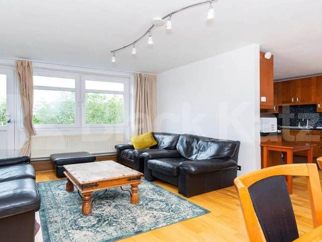 Spacious modern 1 bed within a portered block by Regents Park