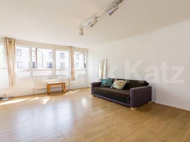 Spacious modern 4 bed walking distance to tube and shops