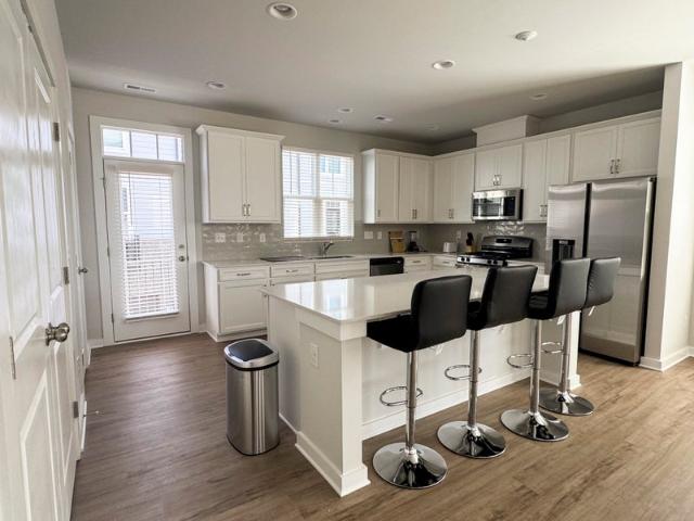 Spacious & modern Charlotte Townhouse with Dining