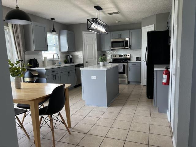 Spacious & Modern Davenport House with Garage