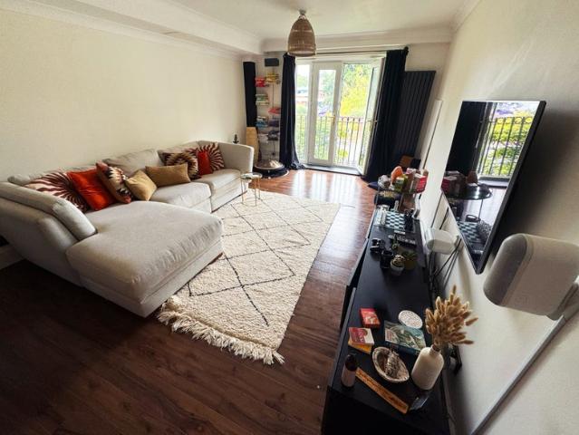 Spacious & Modern Flat near beach & station