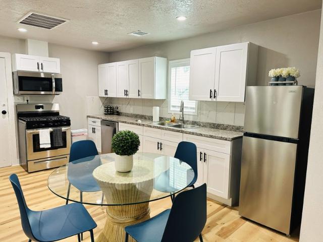 Spacious & Modern Houston Multiplex Close to Downt