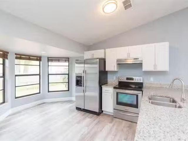 Spacious & Modern home in Lakeland with Dining Area Ideal Ho.