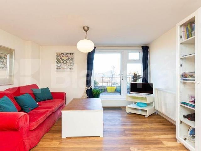 Spacious modern one bedroom flat mins to tube & shops