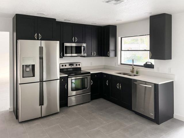 Spacious & modern Longwood House with patio