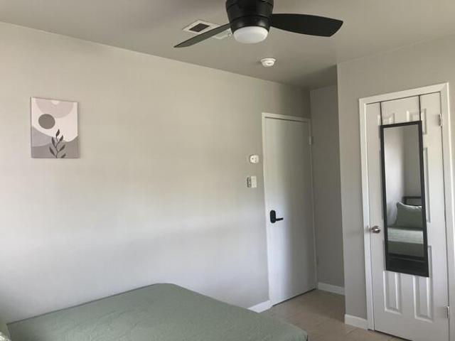 Spacious Newly Remodeled Home in North Houston! 6 Bedroom/4 Bathroom! 3 min to Shopping Center| 4 min to I 45| 4 min walk to Bus Stop