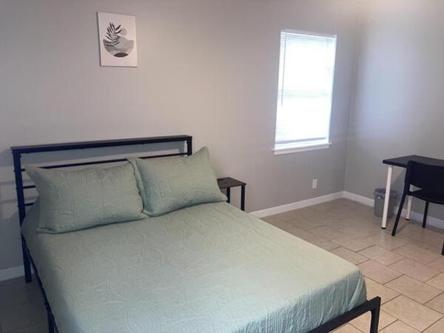 Spacious Newly Remodeled Home in North Houston! 6 Bedroom/4 Bathroom! 3 min to Shopping Center| 4 min to I 45| 4 min walk to Bus Stop
