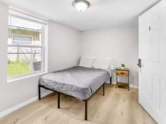 Spacious & newly renovated Jacksonville House with Dining area.