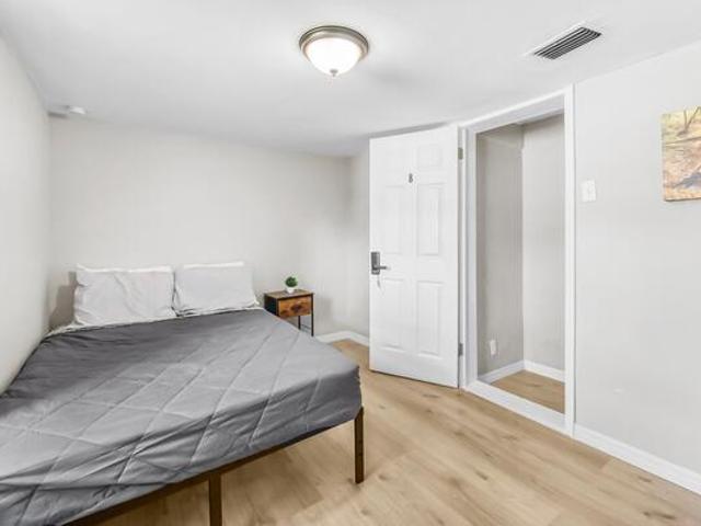 Spacious & newly renovated Jacksonville House with Dining area