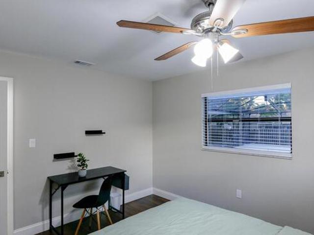 Spacious & newly renovated Lakeland House with private yard