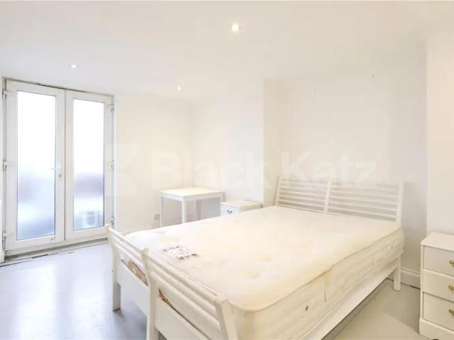 Spacious newly refurbished 3 double bedroom property with 2 bathrooms
