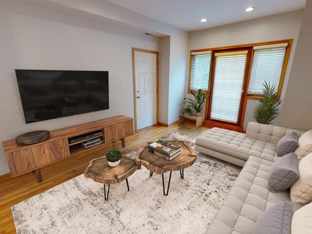 Spacious Noble Square duplex with great private de