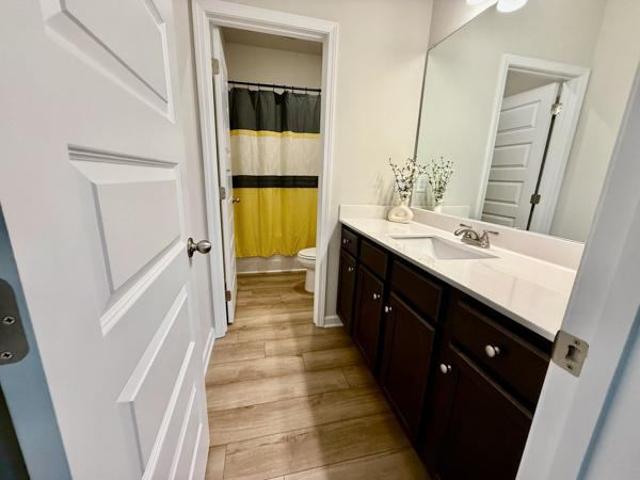 Spacious Oakwood, GA house 4 Beds 3 full baths h