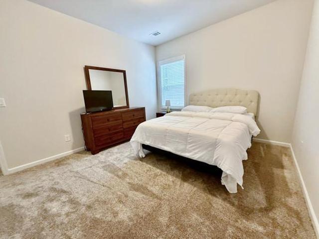 Spacious Oakwood, GA house 4 Beds 3 full baths home, full kitchen and covered back porch
