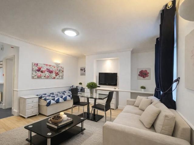Spacious One Bed Flat with a Private Patio in SW3