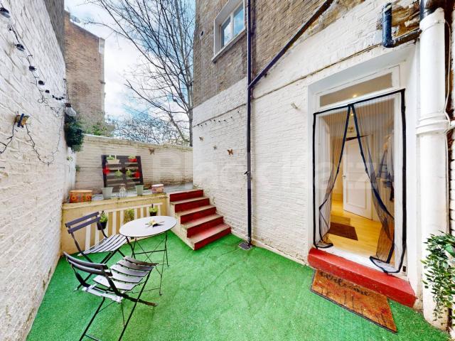 Spacious one bed with access to a garden mins to tube & shops