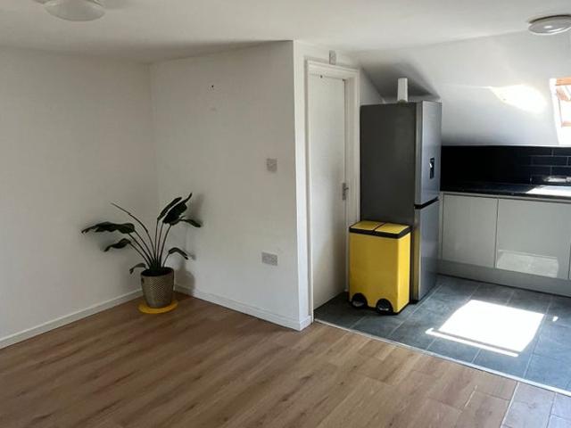 Spacious One Bedroom Top Floor Flat