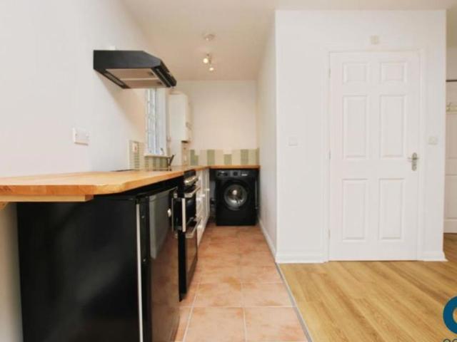 Spacious one bedroom apartment close to Montpelier Train Station!