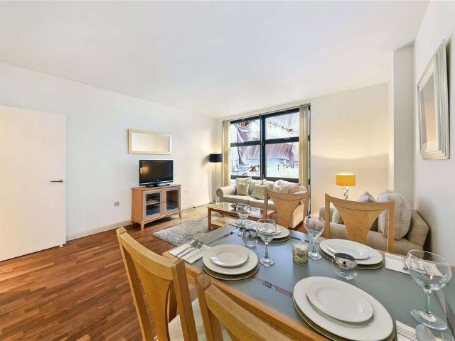 Spacious one bedroom apartment in a dockside development with a footbridge into the Canary Wharf Estate