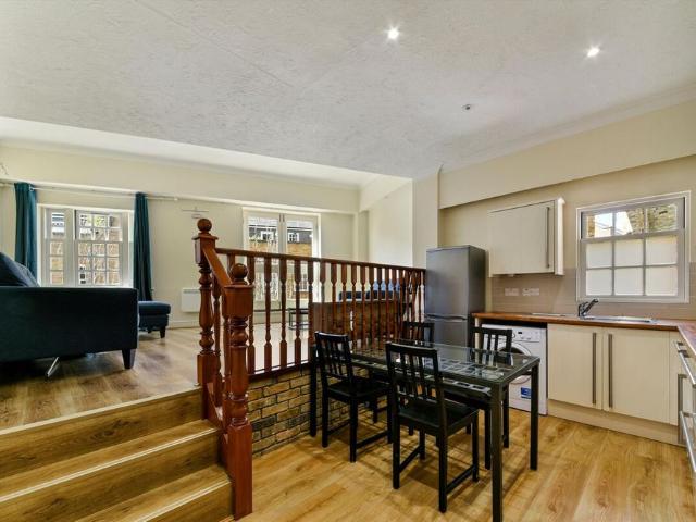 Spacious one bedroom apartment in a gated development in Wapping, EW1