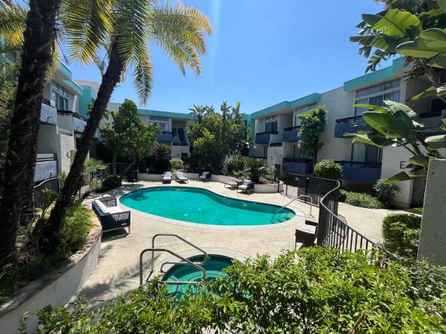 Spacious One Bedroom Apartment in Lake Balboa!