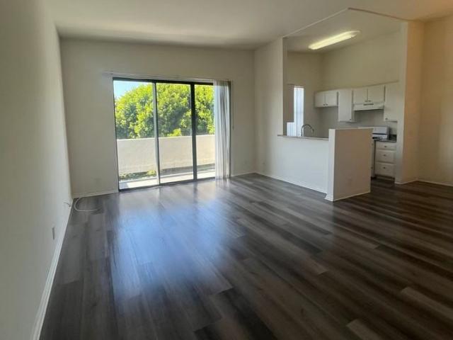 Spacious One Bedroom Apartment in Lake Balboa! 1 Bedroom Apartment for Rent at 16812 Sherman Way, Los Angeles, CA 91406 Lake Balboa