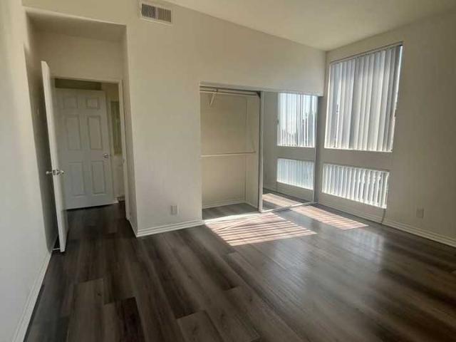 Spacious One Bedroom Apartment in Lake Balboa! 1 Bedroom Apartment for Rent at 16812 Sherman Way, Los Angeles, CA 91406 Lake Balboa