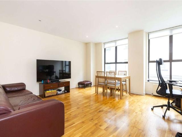 Spacious one bedroom apartment overlooking Islington Green just moments from Angel Station