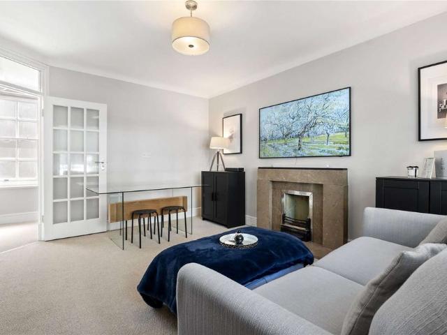 Spacious one bedroom flat on Ladbroke Square