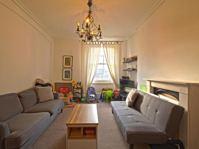 Spacious One Bedroom Flat | Steps from Clapham Com