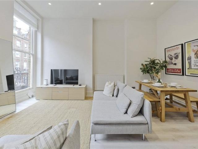 Spacious one bedroom flat situated on the first floor of a period conversion just moments from Marylebone High Street. Benefits from impressive high ceilings, modern finish throughout and all wood floors