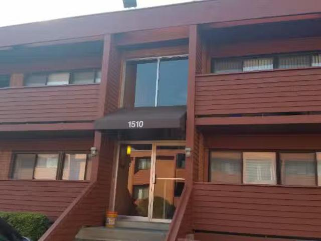 Spacious one bedroom in South Arlington utilities included 1.