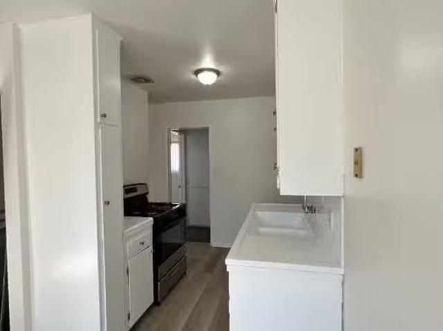 Spacious one bedroom, one bathroom apartment 516 N Mar Vista.