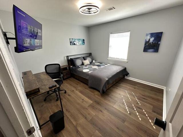 Spacious PadSplit, Upgraded Amenities, Extremely Clean, Quiet, High Speed Internet & 2 living rooms
