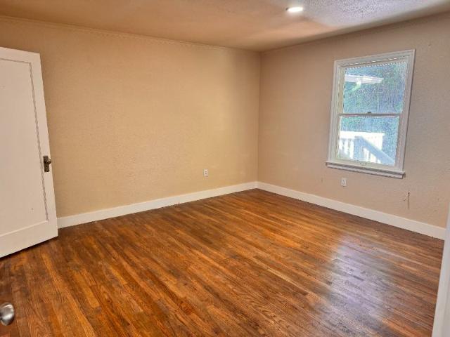 Spacious Parkland Room