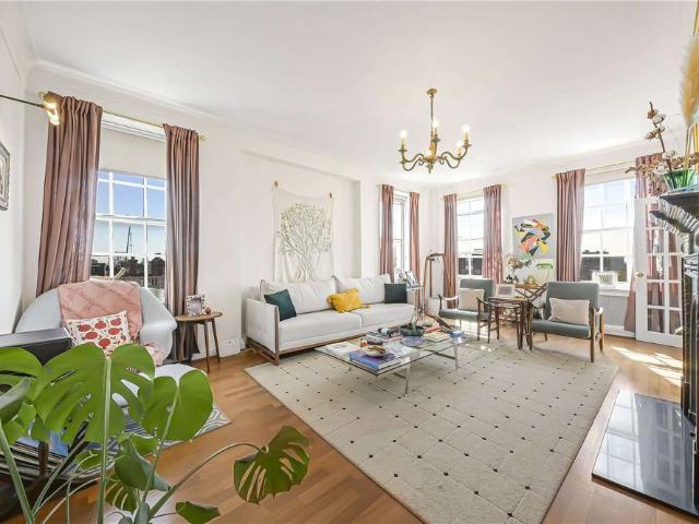 Spacious penthouse apartment in a smart portered building in the heart of St John's Wood