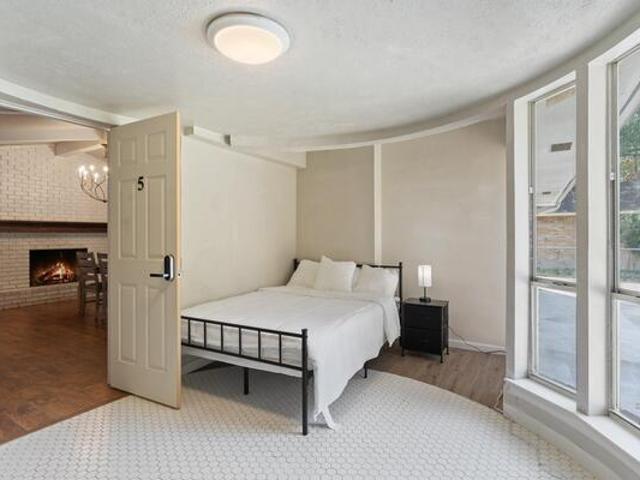 Spacious Property In a quiet and peaceful low traffic street. Close to retail locations. Fully stocked kitchen and high speed Wifi!
