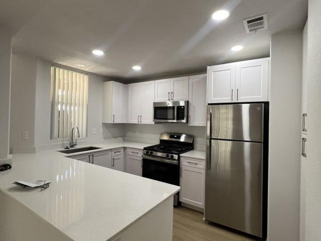 spacious private master bedroom/ Priv Room w bath