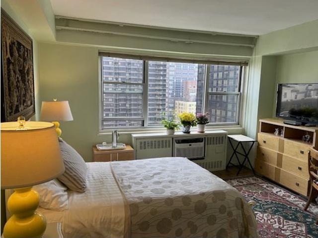 SPACIOUS PRIVATE BEDROOM IN SHARED APARTMENT