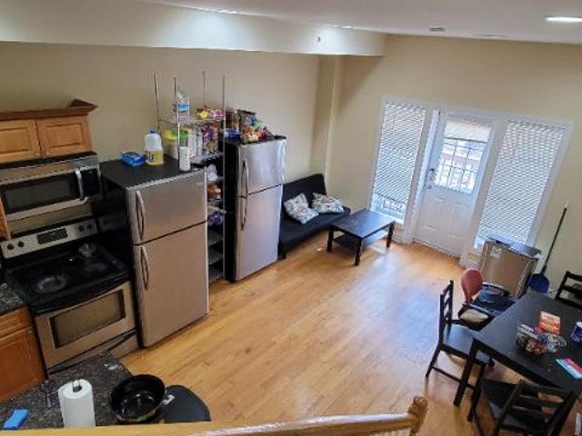 Spacious Private BR in a bi_level unit