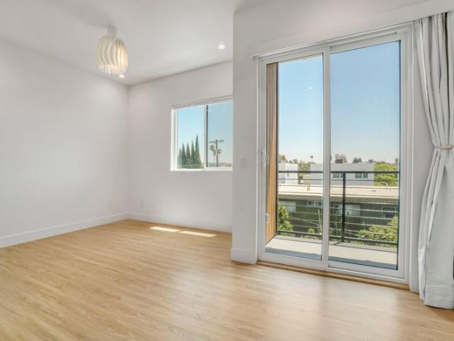 Spacious Private Room #2M with Private Bathroom