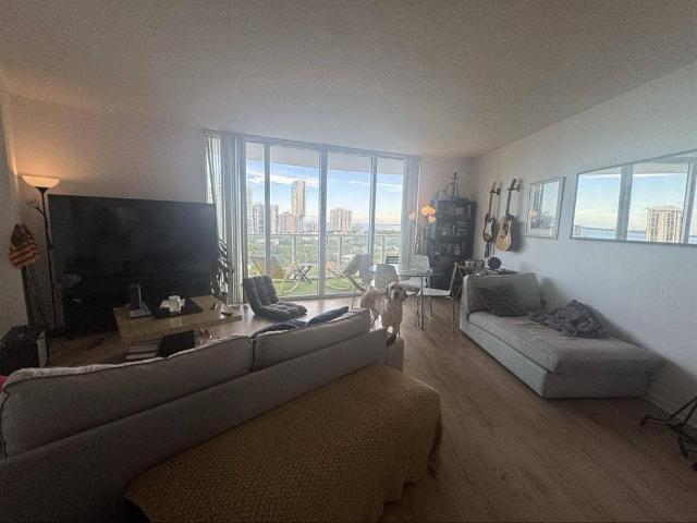 Spacious private room in Brickell