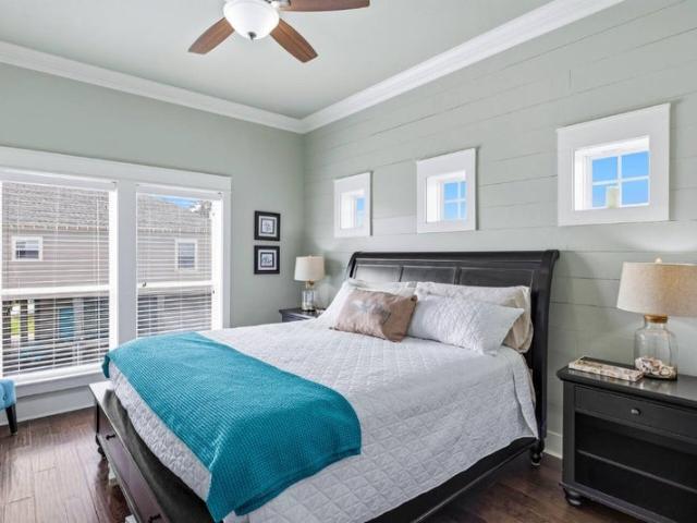 Spacious Private Room in Quiet Neighborhood
