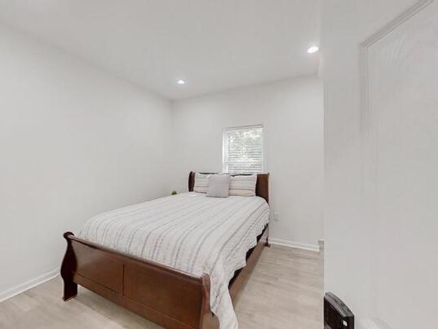 Spacious Private Room in Renovated ATL Home | All Utilities, WiFi & Laundry Included | Parking Available | Top Rated Host – Book Now!