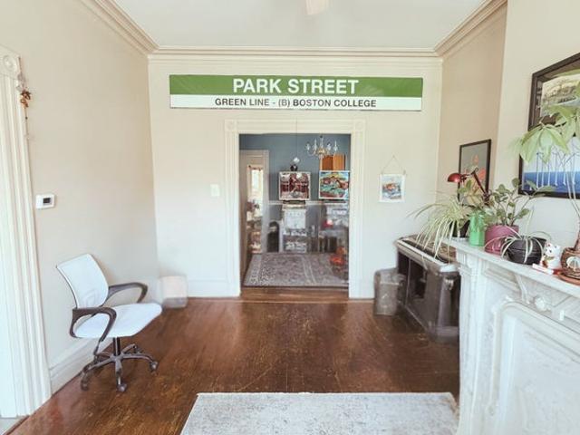 Spacious Private Room on 3rd Floor Suite in St. M